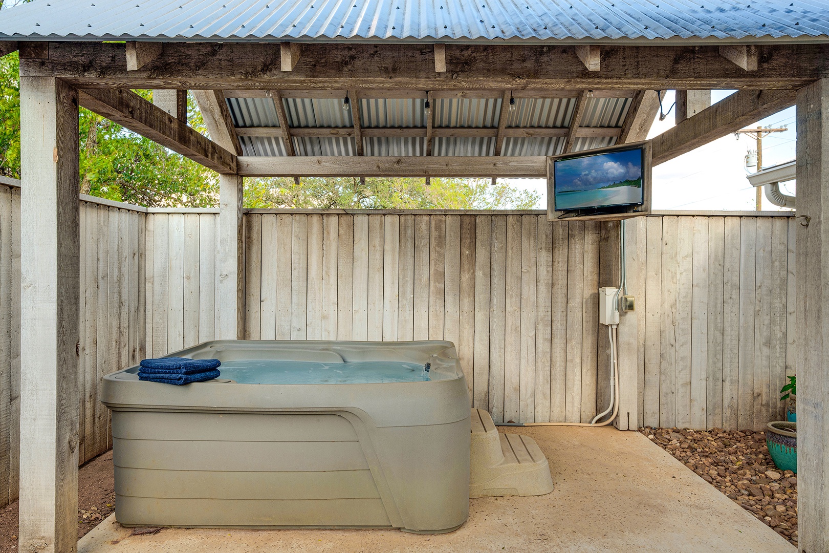 The Judy Hot Tub On The 290 Wine Trail